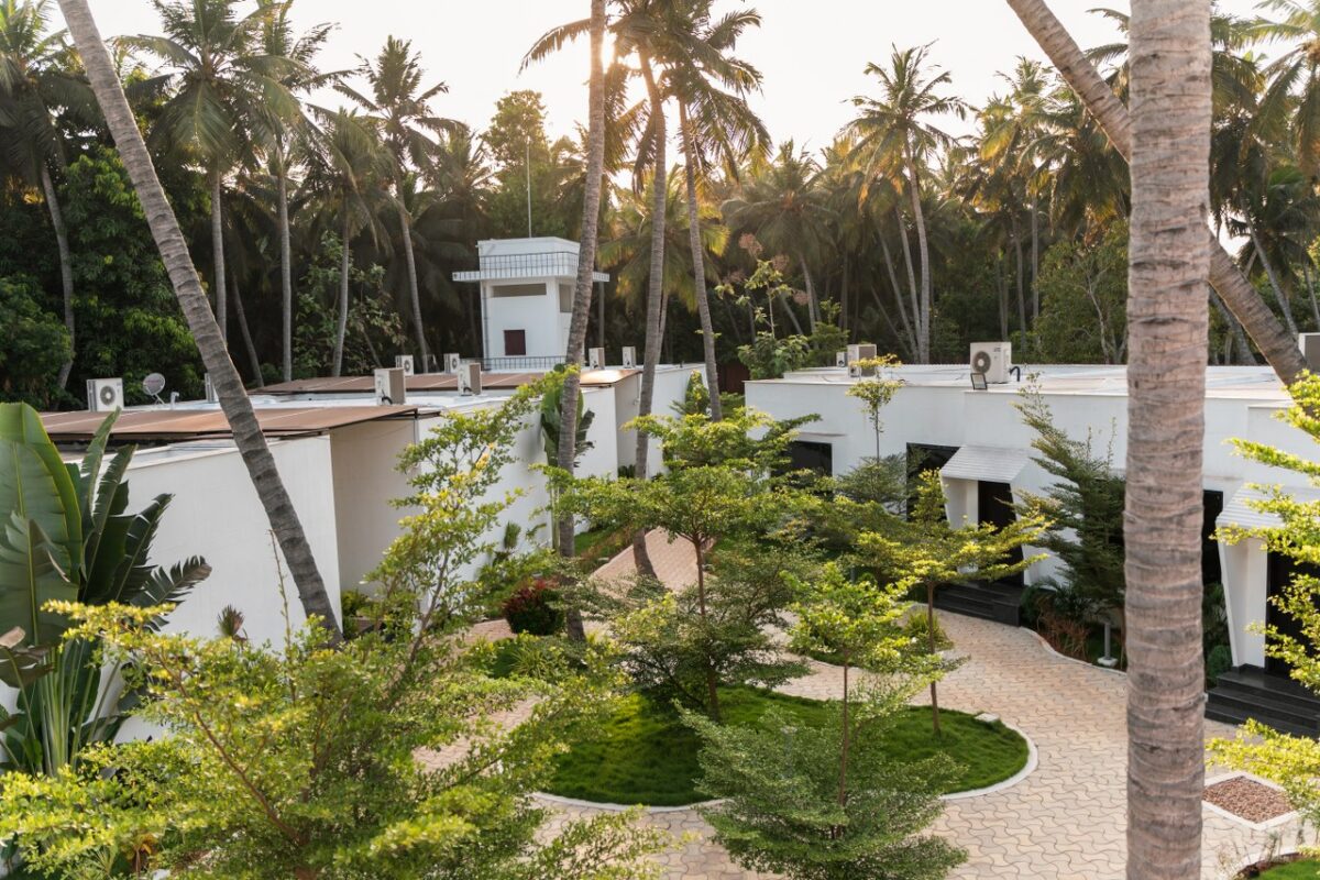 25 Room Luxury Villa Resort Seamlessly Blends With The Tropical Farm ...