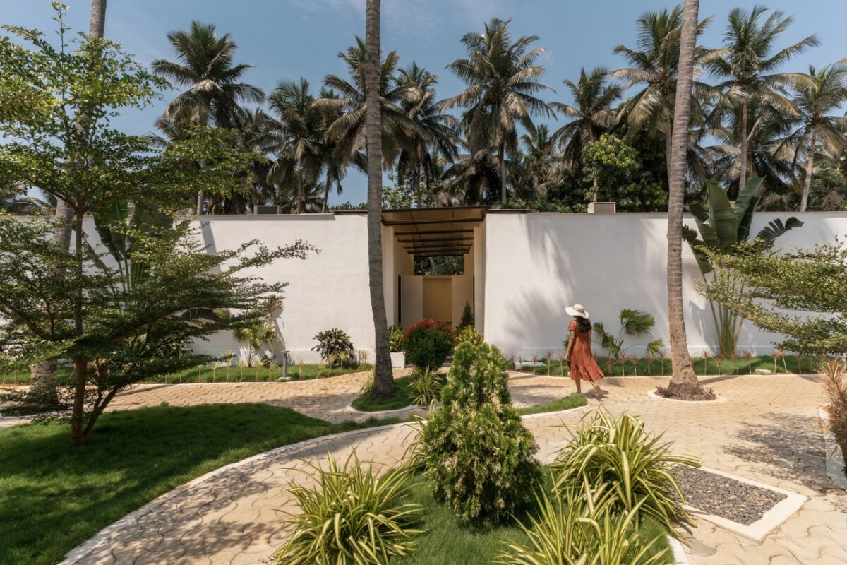 25 Room Luxury Villa Resort Seamlessly Blends With The Tropical Farm ...