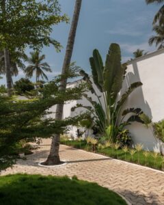 25 Room Luxury Villa Resort Seamlessly Blends With The Tropical Farm ...