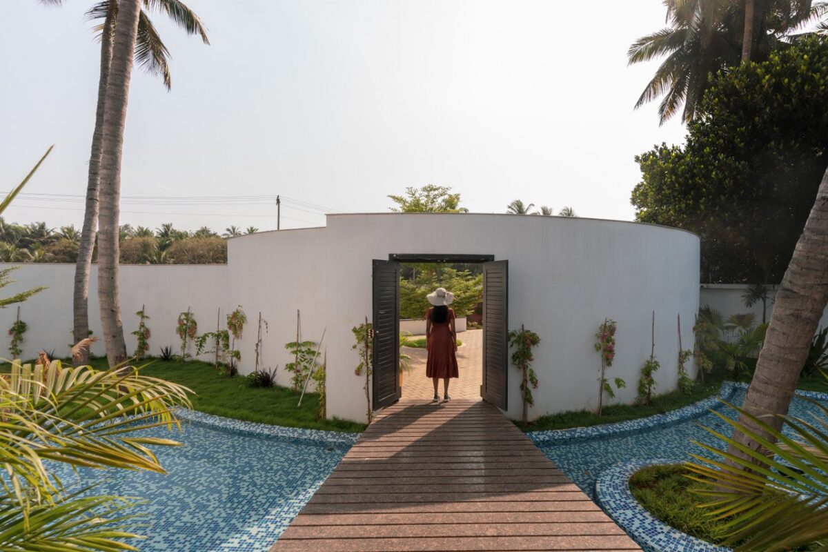 25 Room Luxury Villa Resort Seamlessly Blends With The Tropical Farm ...