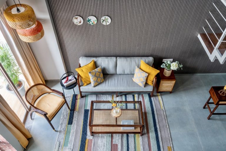 This 1500 sq ft house Provides a Stunning Panoramic Views of the City ...