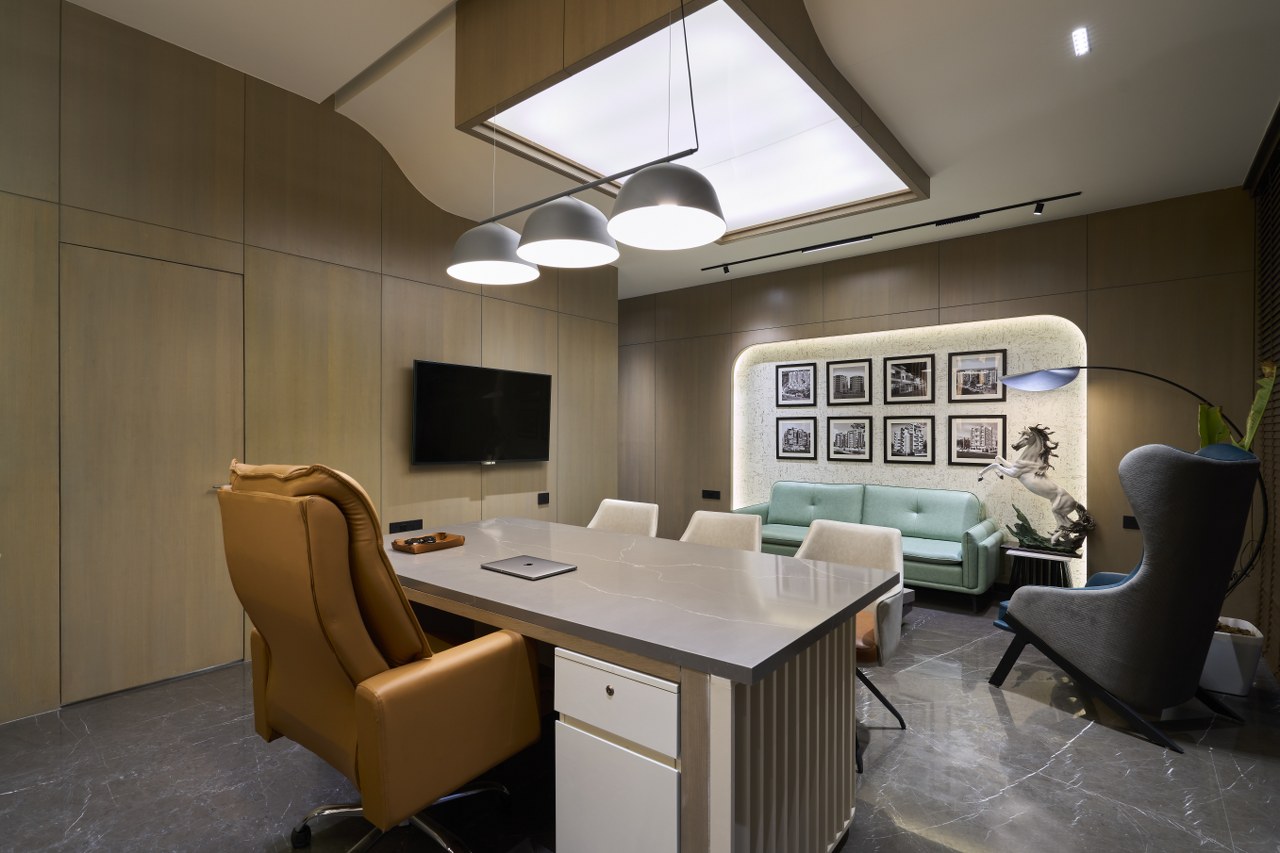 This Corporate Office Interior Design Uses A Functional Design Concept ...