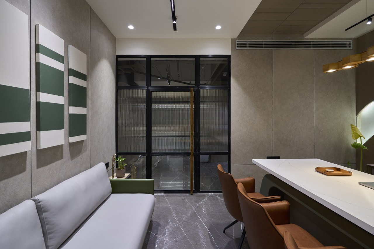 This Corporate Office Interior Design Uses A Functional Design Concept ...