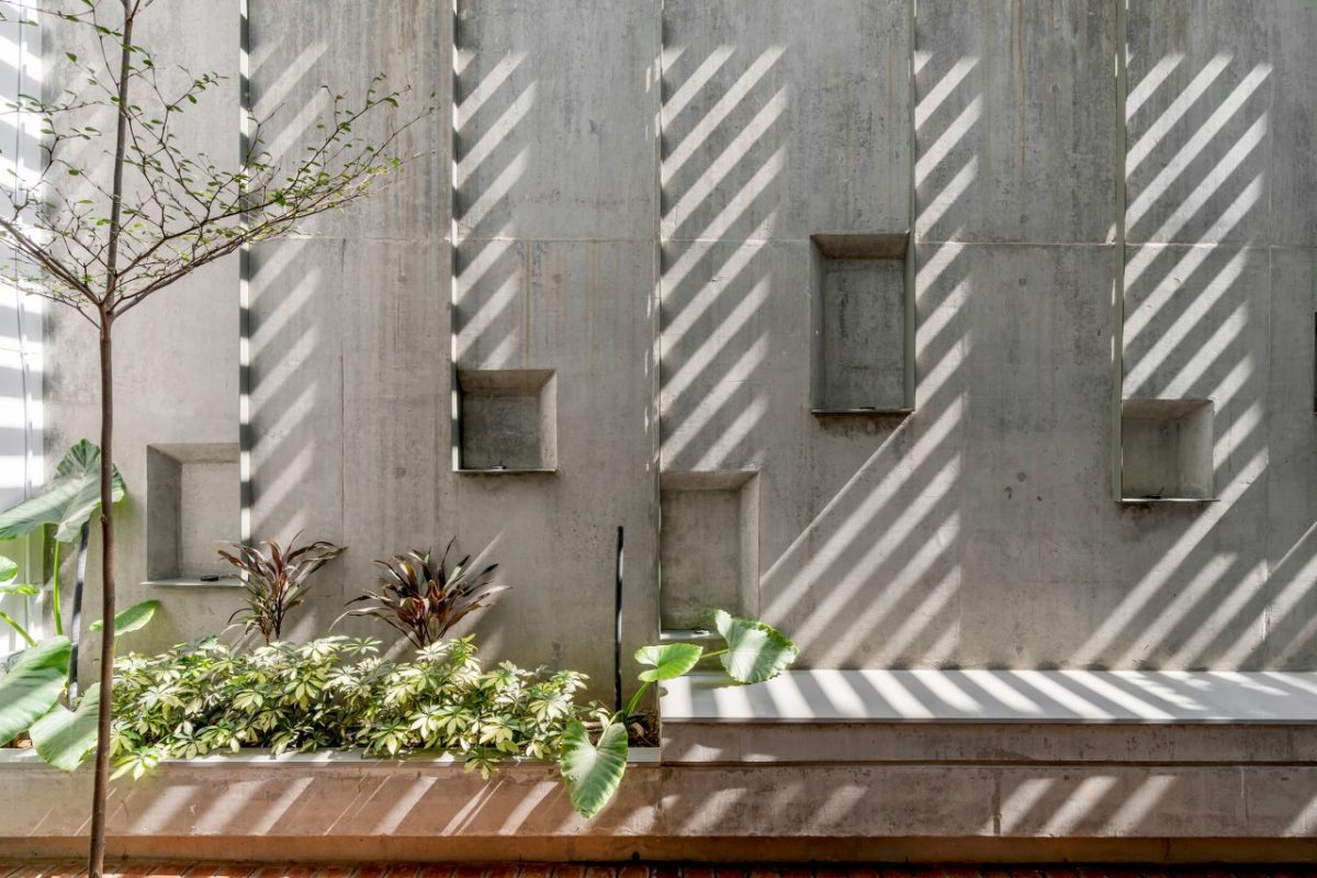 A Double Height Ceiling Home Reflects Art, Nature And Family Values ...