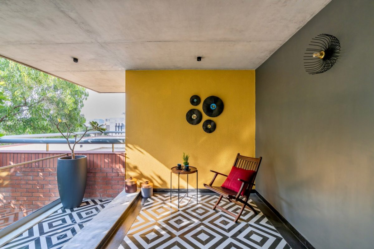 A Double Height Ceiling Home Reflects Art, Nature And Family Values ...