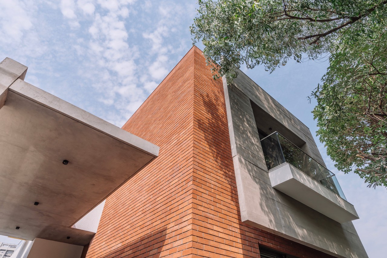 A Double Height Ceiling Home Reflects Art, Nature And Family Values ...