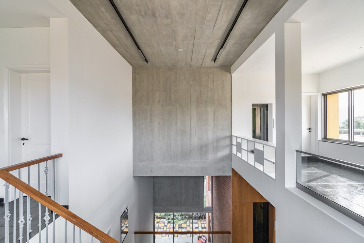 A Double Height Ceiling Home Reflects Art, Nature And Family Values ...