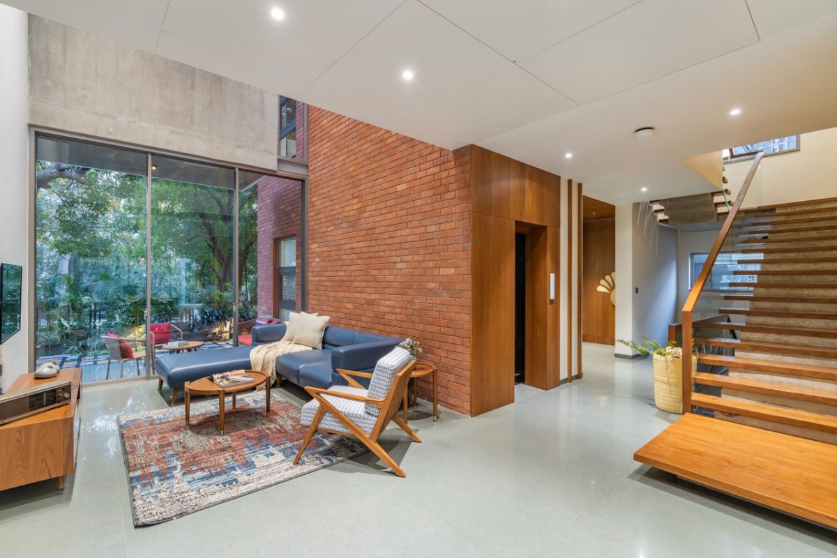 A Double Height Ceiling Home Reflects Art, Nature And Family Values ...