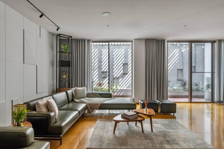 A Double Height Ceiling Home Reflects Art, Nature And Family Values ...