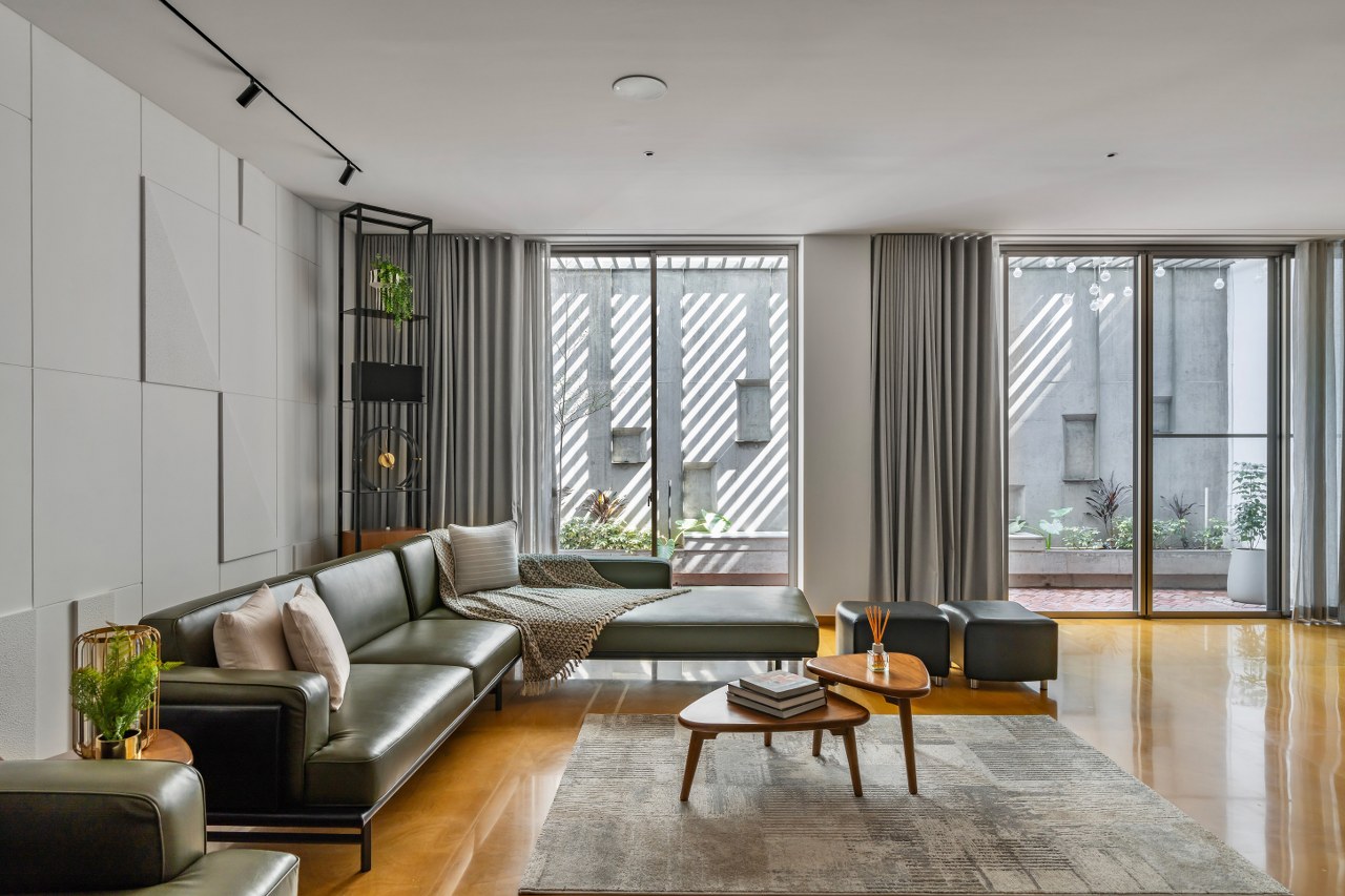 A Double Height Ceiling Home Reflects Art, Nature And Family Values ...