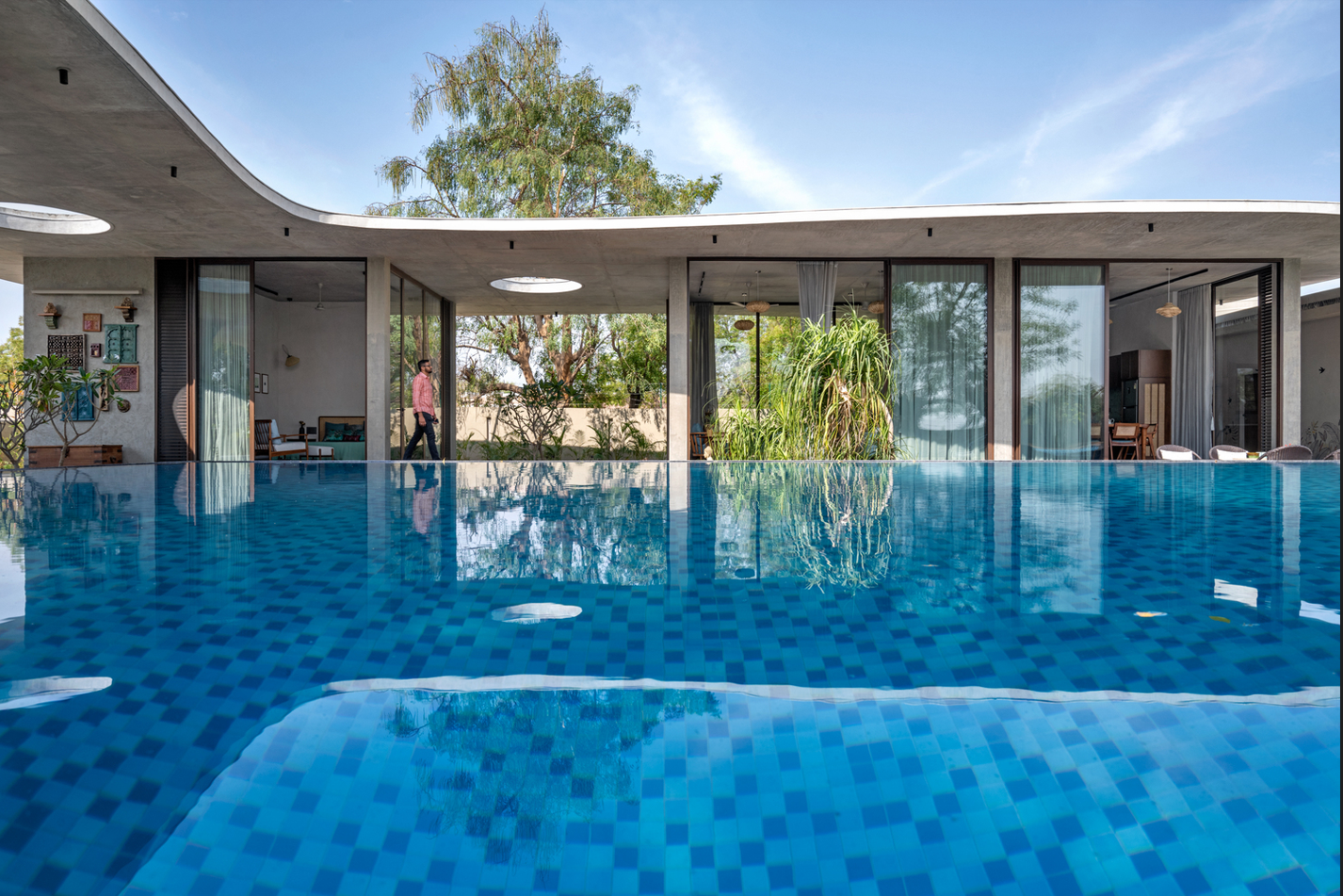This Weekend House Reimagines the Notion of Veranda Design for a Home ...