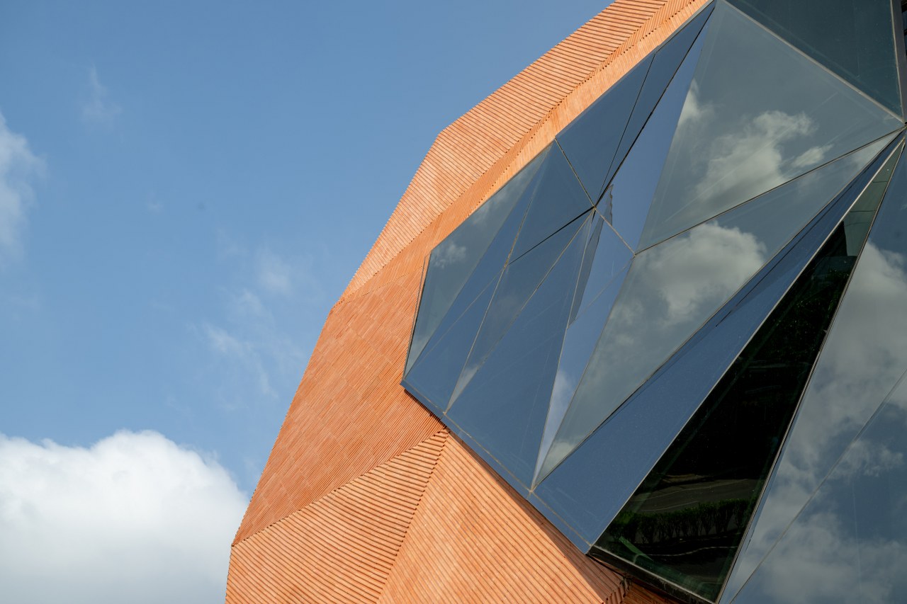 This 5000 Sqft Home Ensures That Each Living Space is Illuminated ...