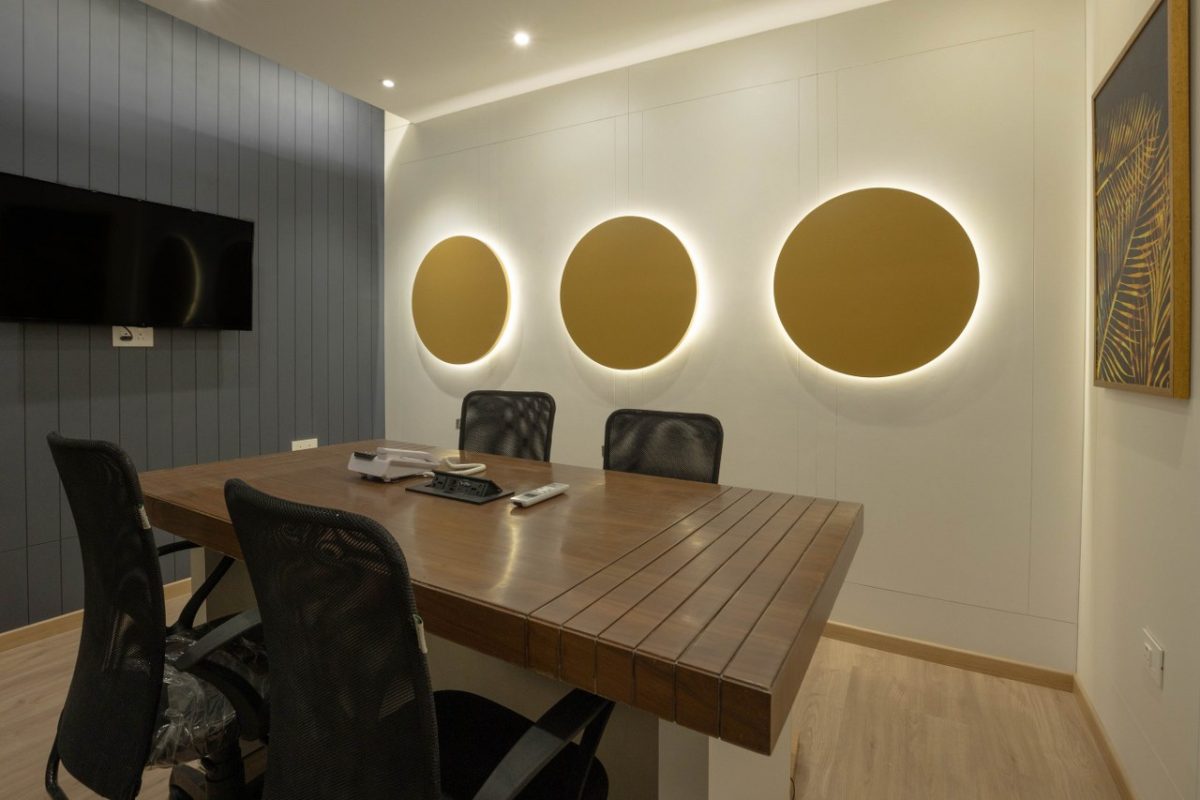 The Design of the Office Interior Envisions a Relaxed Ambience | B and ...