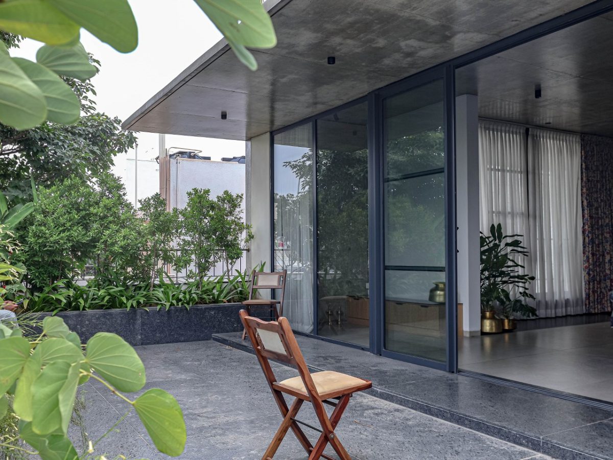 This House Facing North Utilises a Tree as a Buffer and Screen | KASA ...