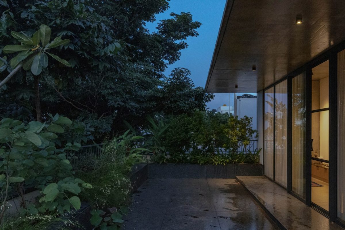 This House Facing North Utilises a Tree as a Buffer and Screen | KASA ...