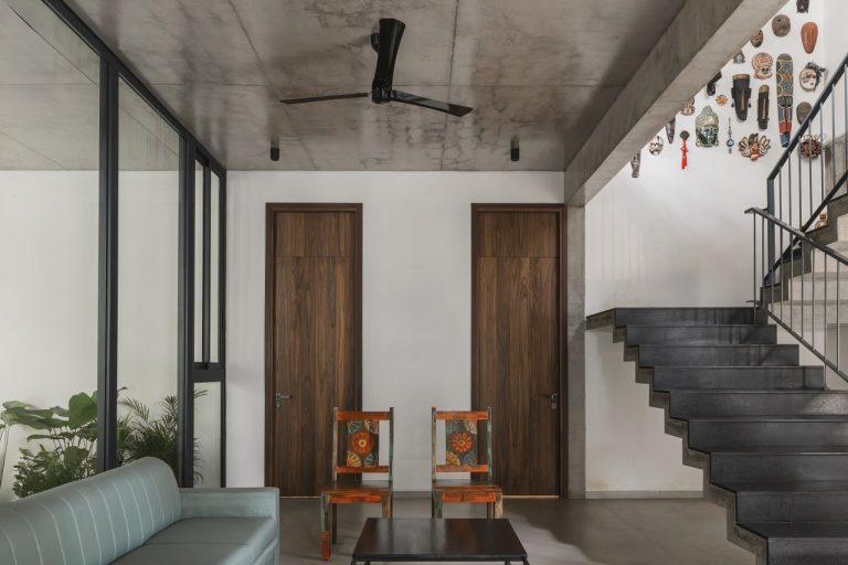 This House Facing North Utilises a Tree as a Buffer and Screen | KASA ...