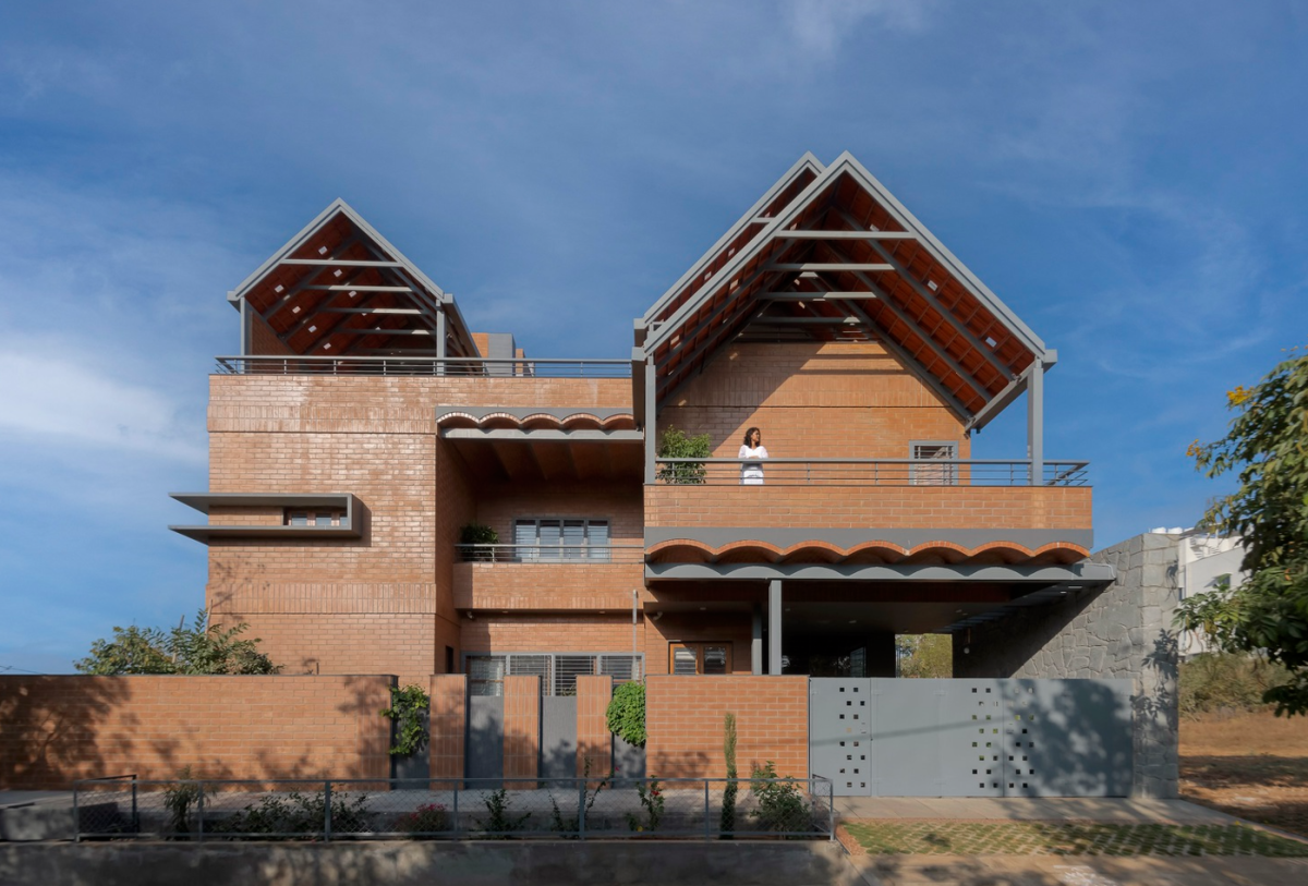 25 Alluring Outside House Painting Colour Combinations