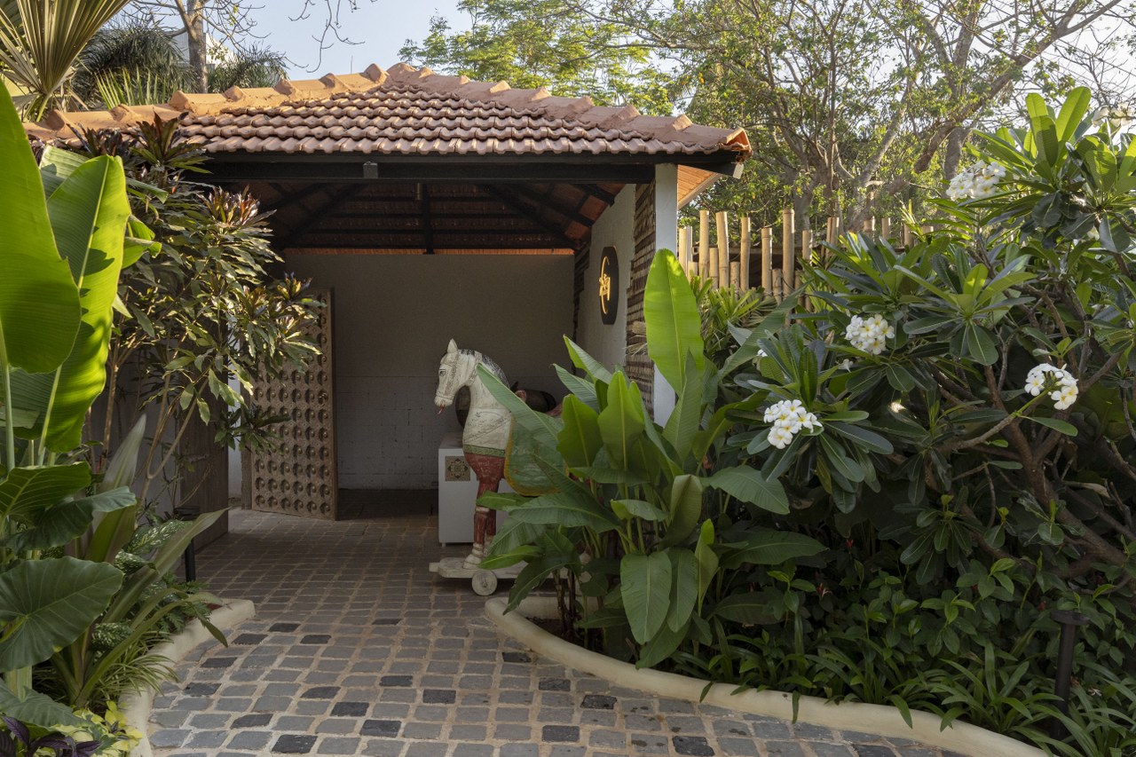 This Restaurant Breathes Life into a 200 Year Old Portuguese Villa ...