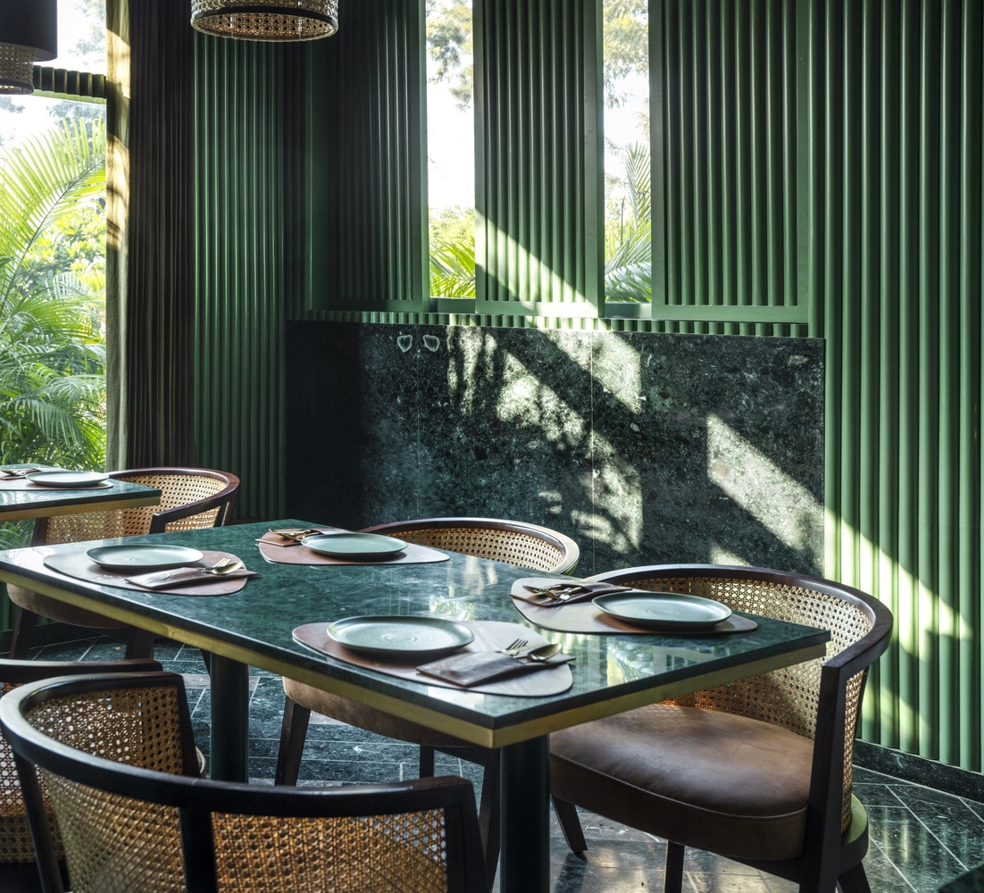 This Restaurant and Bar Has an Outdoor Vibe | RENESĀ Architecture ...
