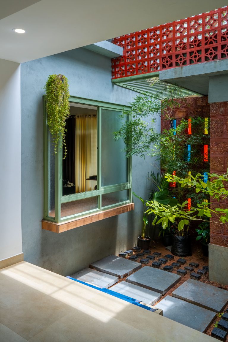 This East Facing Plan Contributes to a Breathable House | Living Earth ...