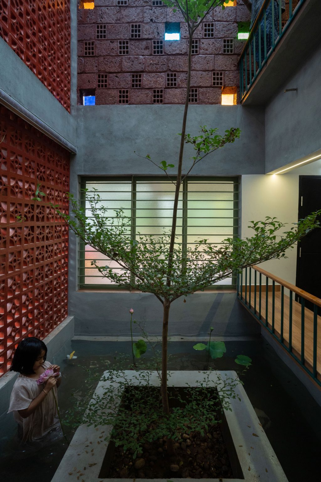 This East Facing Plan Contributes to a Breathable House | Living Earth ...