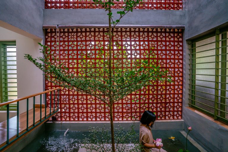 This East Facing Plan Contributes to a Breathable House | Living Earth ...