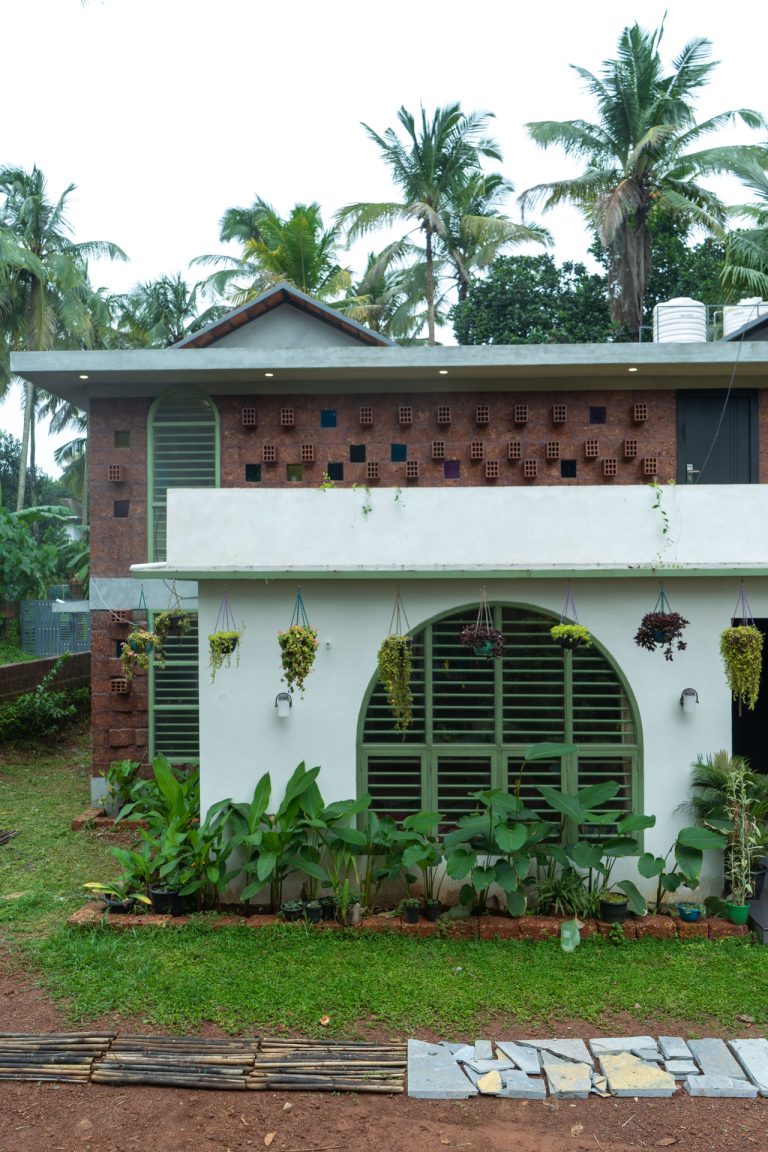 This East Facing Plan Contributes to a Breathable House | Living Earth ...