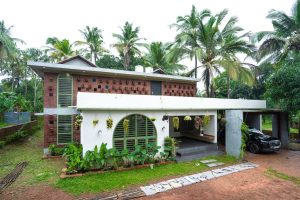 This East Facing Plan Contributes to a Breathable House | Living Earth ...