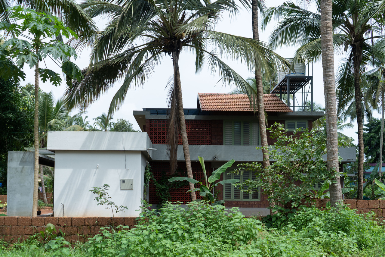 This East Facing Plan Contributes to a Breathable House | Living Earth ...