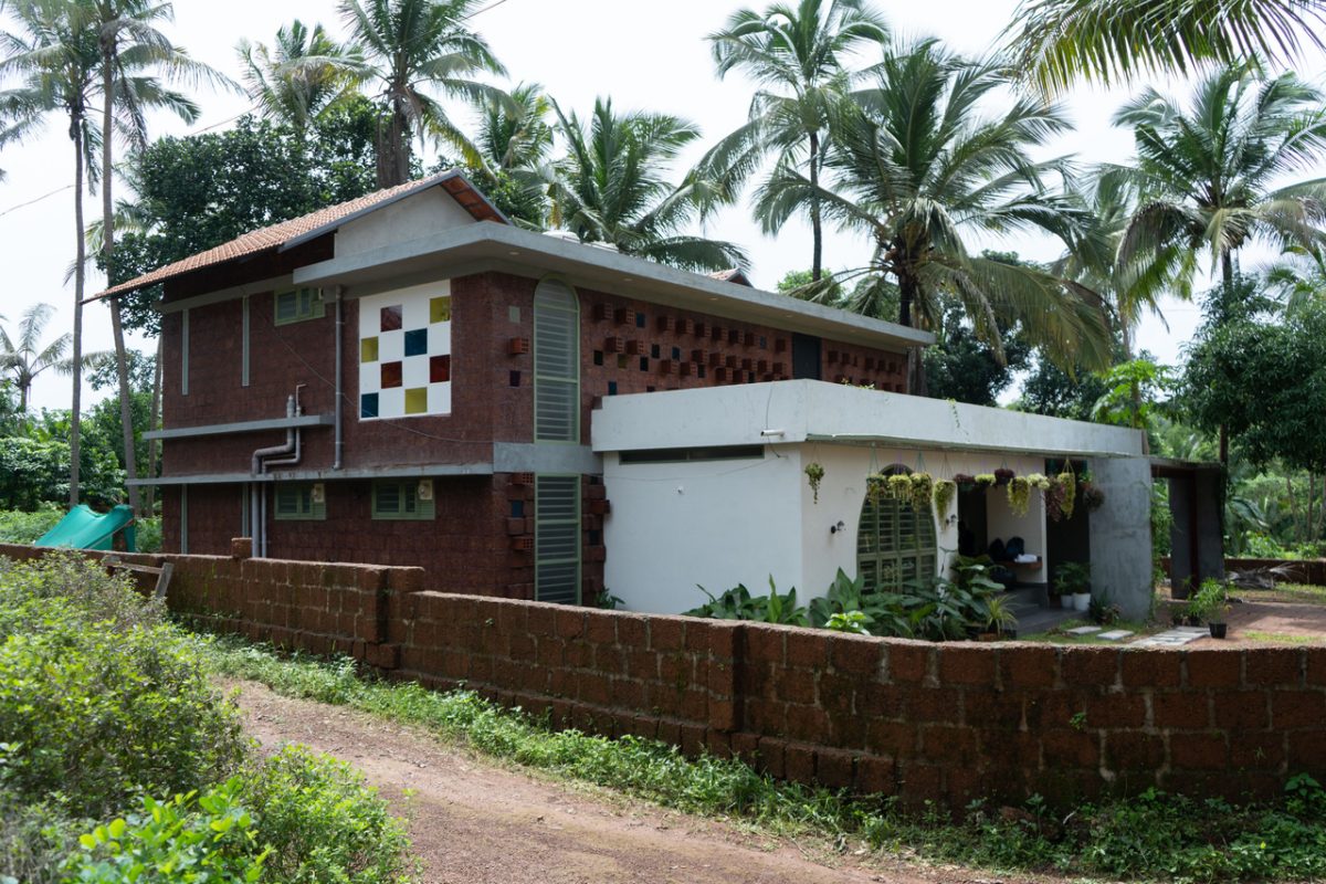 This East Facing Plan Contributes to a Breathable House | Living Earth ...