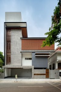 This House Facing South Connects the Family Through Spaces and Levels ...