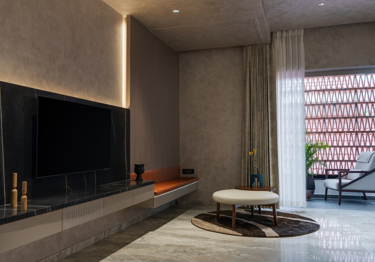 This House Facing South Connects the Family Through Spaces and Levels ...