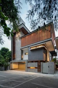 This House Facing South Connects the Family Through Spaces and Levels ...