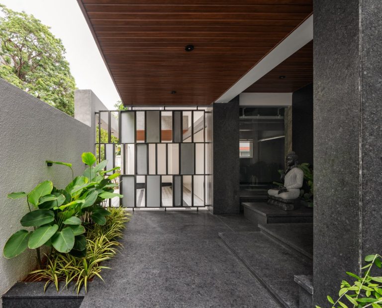 This House Facing South Connects the Family Through Spaces and Levels ...