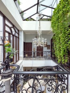 Luxury Classic House Design Merges Classic Grandeur and Contemporary ...