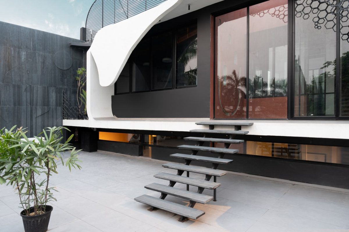 This Fluid Building Transcends the Typical, Rigid Confines of Office ...