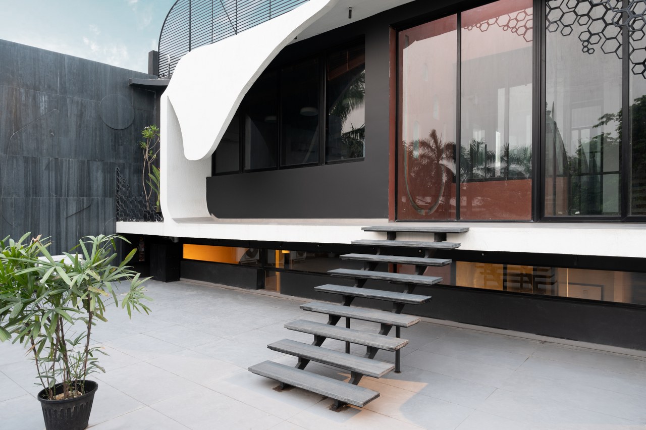 This Fluid Building Transcends the Typical, Rigid Confines of Office ...