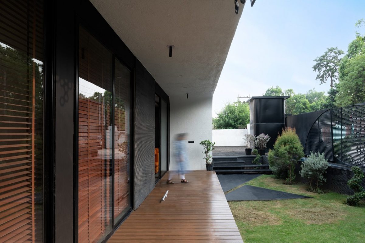 This Fluid Building Transcends the Typical, Rigid Confines of Office ...