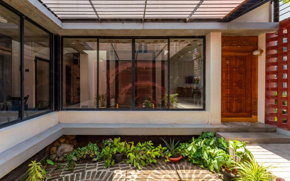 This House With a Traditional Courtyard Fuses Nostalgia with Modernism ...