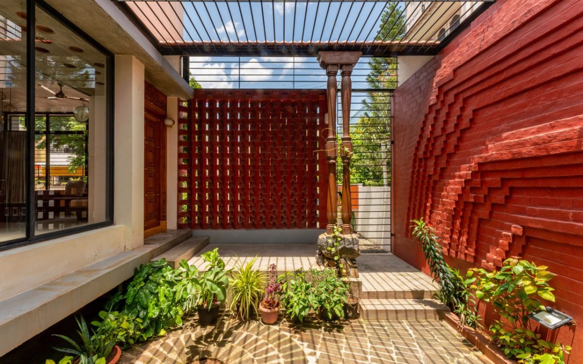 This House With a Traditional Courtyard Fuses Nostalgia with Modernism ...