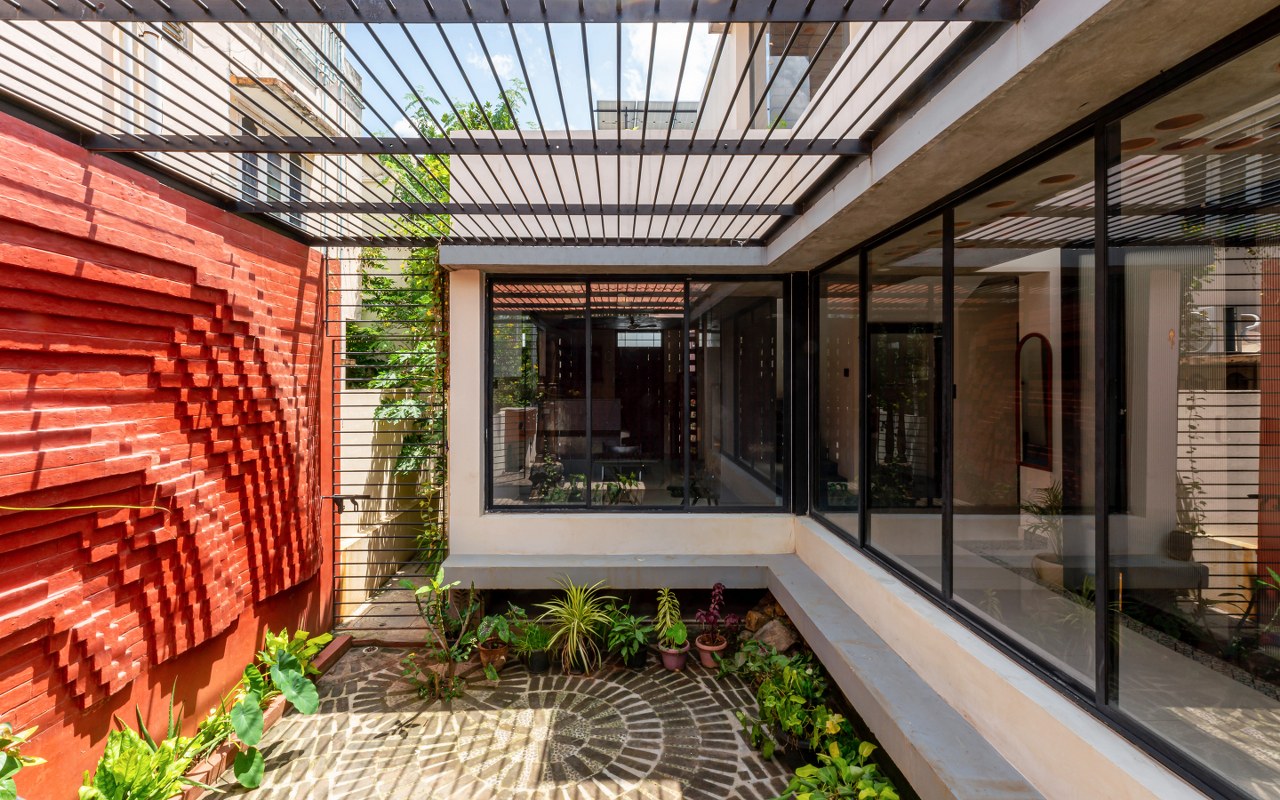 This House With a Traditional Courtyard Fuses Nostalgia with Modernism ...