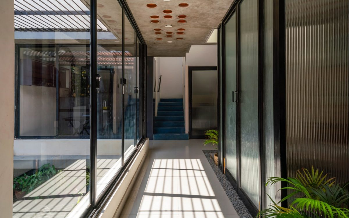 This House With a Traditional Courtyard Fuses Nostalgia with Modernism ...