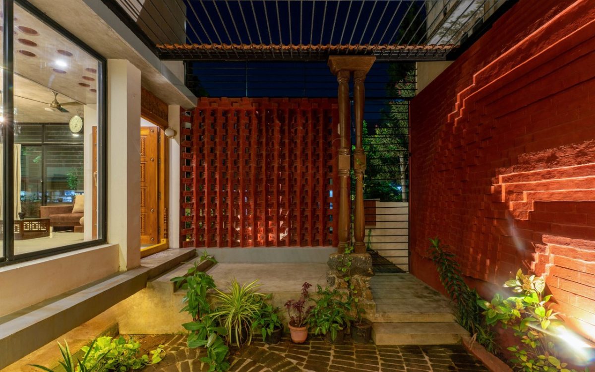 This House With a Traditional Courtyard Fuses Nostalgia with Modernism ...