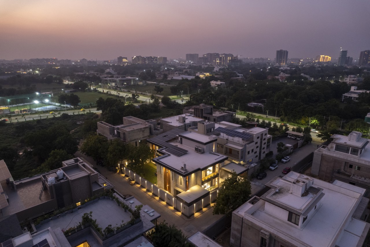This L-Shaped House Design Captures Refreshing Southwesterly Breeze ...