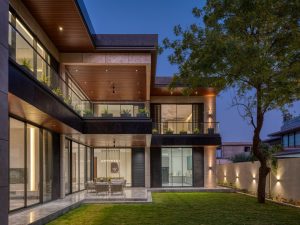 This L-Shaped House Design Captures Refreshing Southwesterly Breeze ...