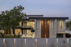 This L-Shaped House Design Captures Refreshing Southwesterly Breeze ...