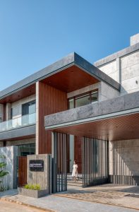 This L-Shaped House Design Captures Refreshing Southwesterly Breeze ...