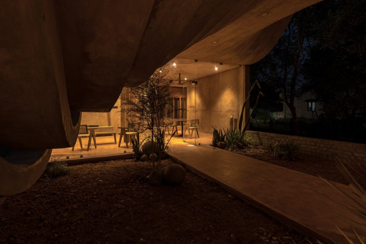 This Modern Mud House is Designed in a Vulnerable Ecosystem | Vy ...