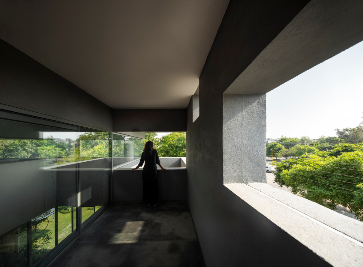 The Brick Wall Patterns Creates An Oasis For Multigenerational Family ...