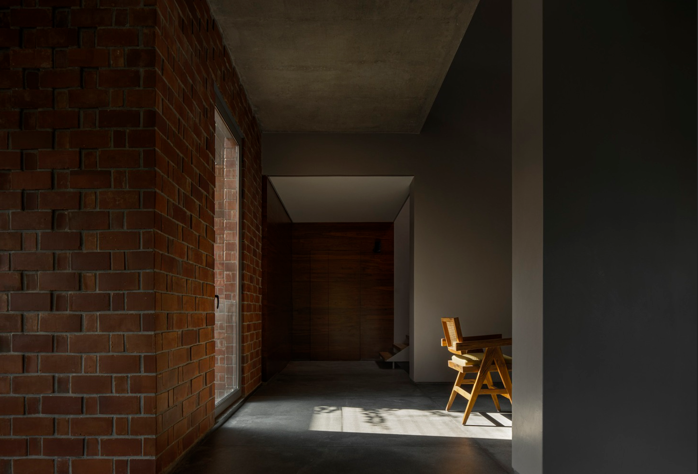 The Brick Wall Patterns Creates An Oasis For Multigenerational Family ...